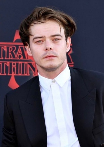 Charlie Heaton Fan Casting for Actors who should play love interests to ...